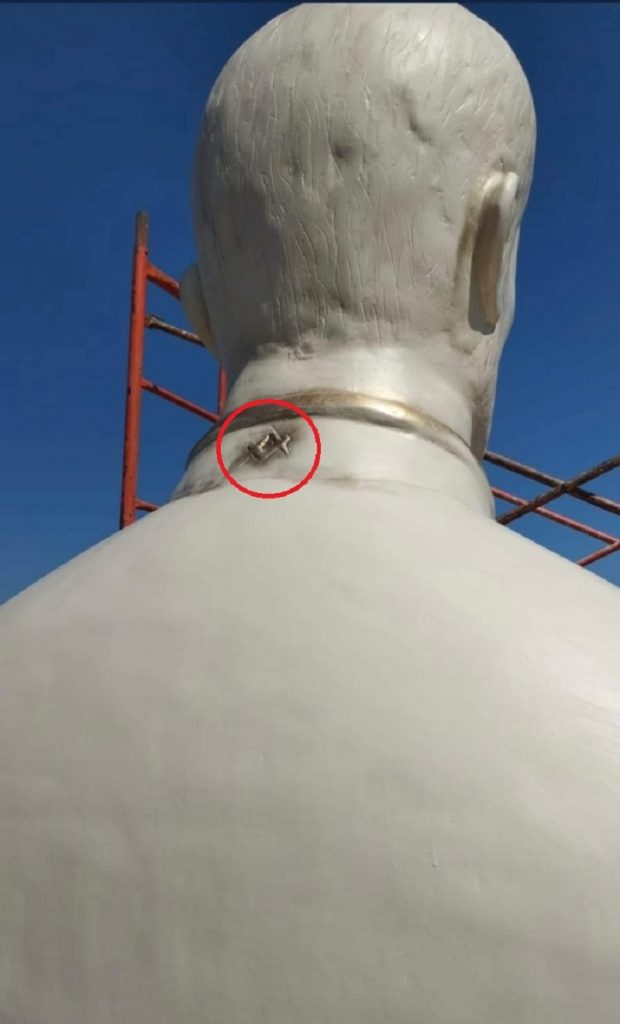 Colocan símbolo masón en estatua de San Roque González en Encarnación