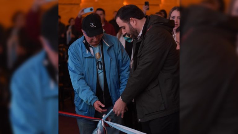 Passalacqua maradoniano en la inauguración del Cine Teatro de Alem